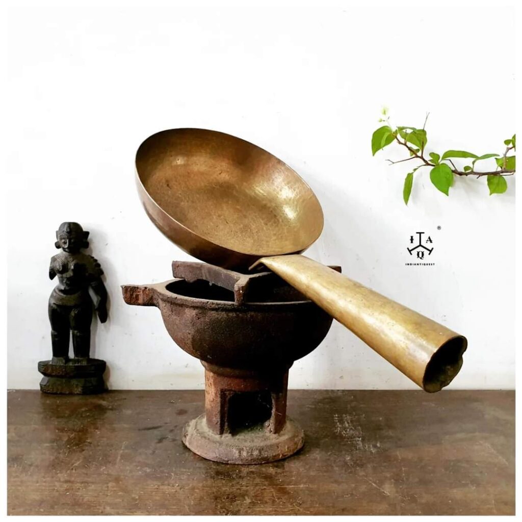 Kerala bronze Vaal Uruli with cast iron handle - Indian Antique Quest