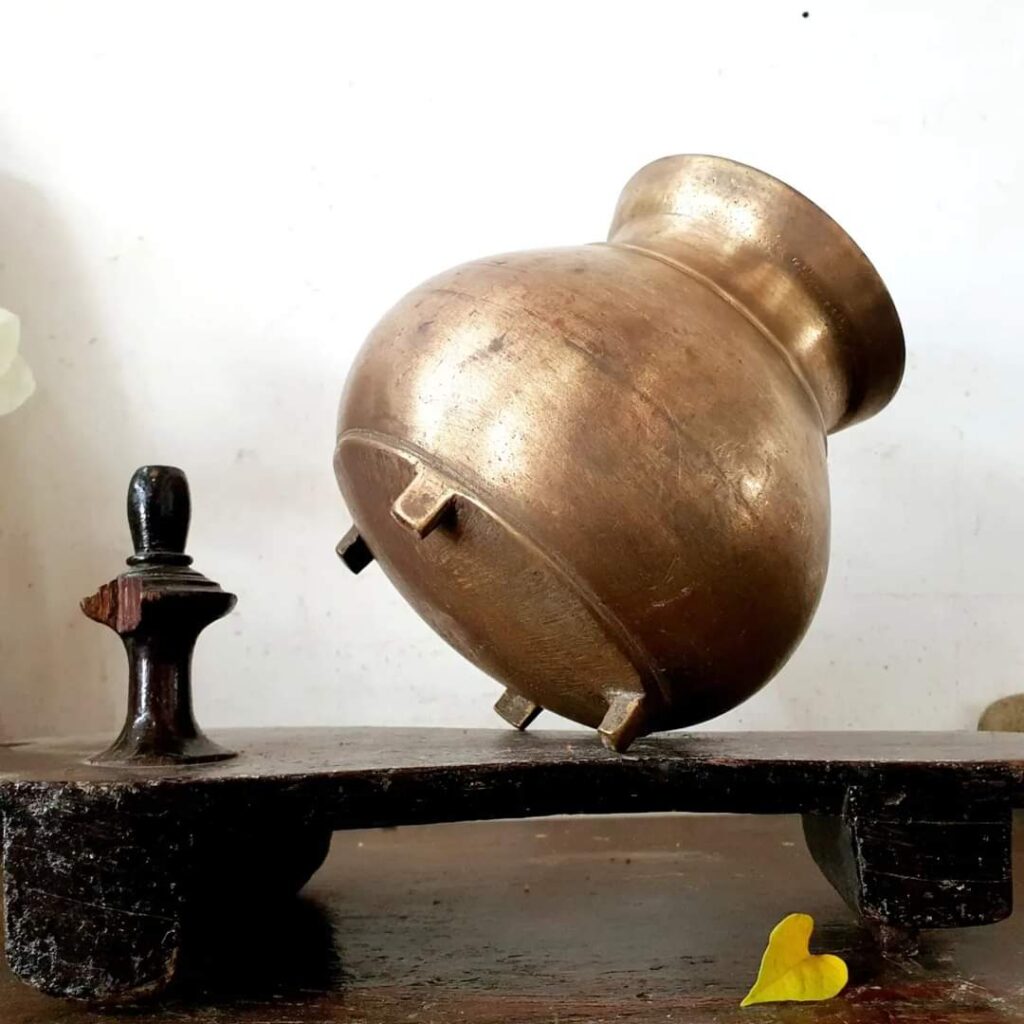 Vengala Surai paadha kuduvai - Indian Antique Quest