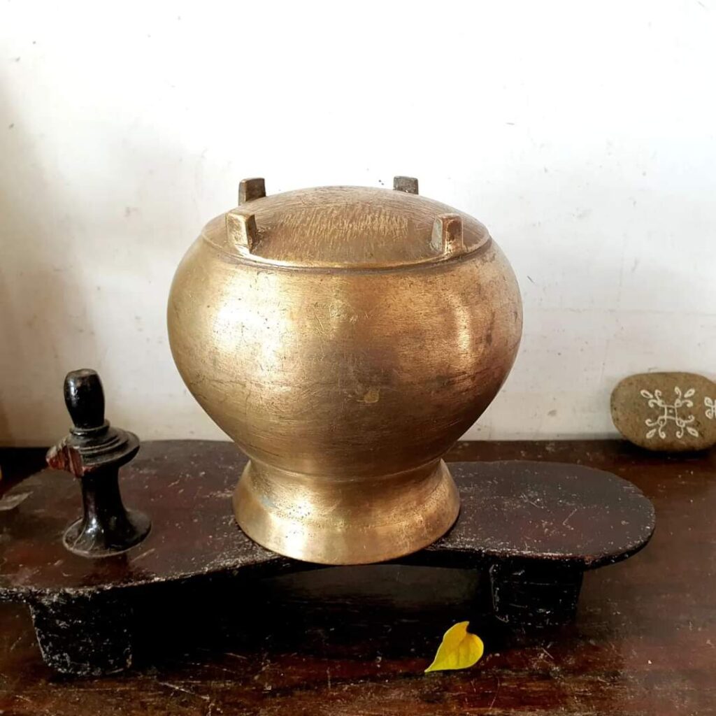 Vengala Surai paadha kuduvai - Indian Antique Quest