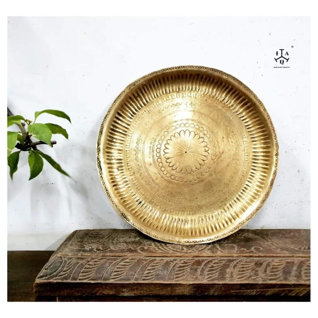 Sevvandhi malar thattu bronze heavy hand cast - Indian Antique Quest