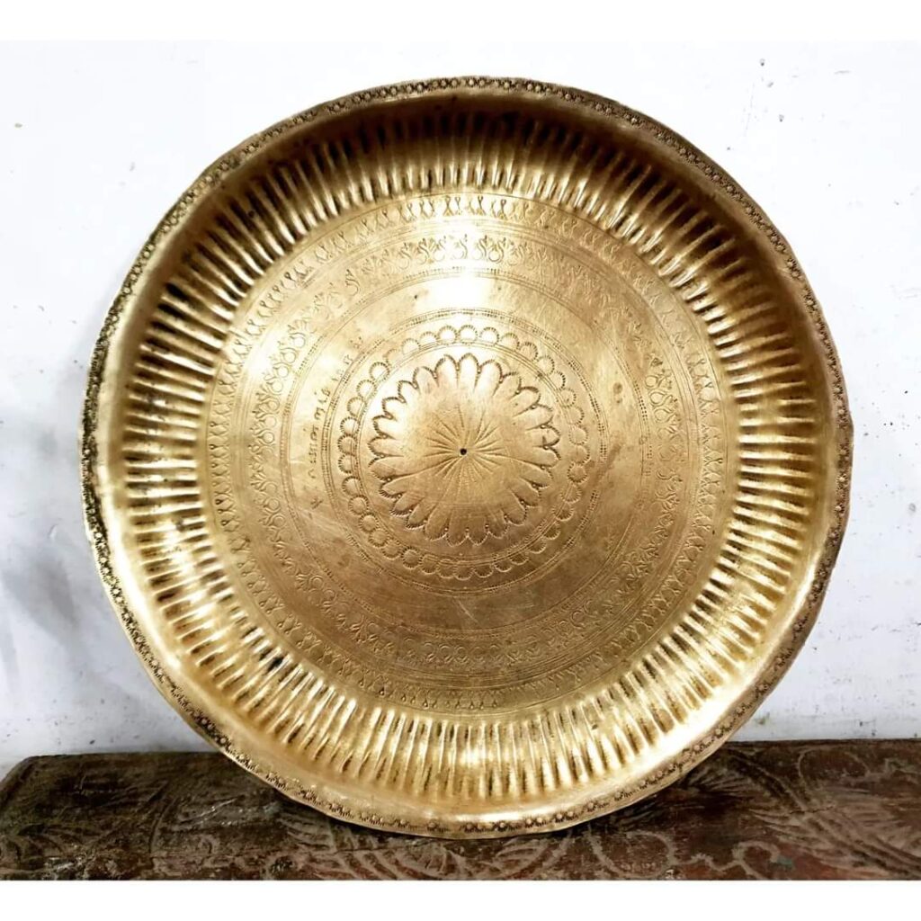 Sevvandhi malar thattu bronze heavy hand cast - Indian Antique Quest