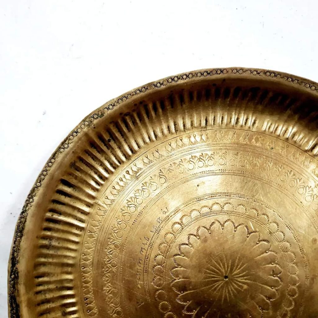 Sevvandhi malar thattu bronze heavy hand cast - Indian Antique Quest